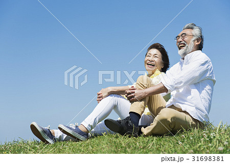 シニア夫婦 草原と青空の写真素材 [31698381] - PIXTA