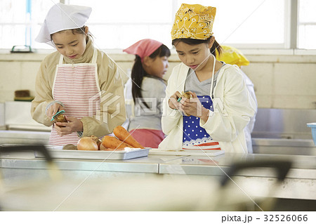 林間学校 料理する小学生の写真素材 [32526066] - PIXTA
