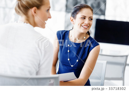 Two female colleagues in officeの写真素材 [33718302] - PIXTA