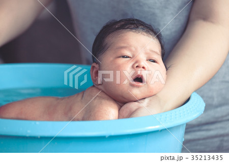 Cute asian newborn baby girl take a bathの写真素材 [35213435] - PIXTA