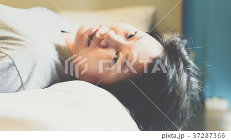 Asian woman take a nap or sleep on bed in bedroomの写真素材 [37287366] - PIXTA