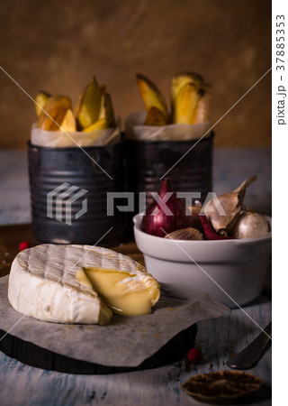 Melted hot camembert cheese on wooden boardの写真素材 [37885353] - PIXTA