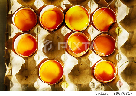 open eggs backgroundの写真素材 [39676817] - PIXTA