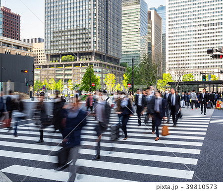通勤イメージ 東京駅丸の内南口の写真素材 [39810573] - PIXTA
