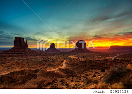 Sunrise over Monument Valley, Arizona, USAの写真素材 [39932138] - PIXTA