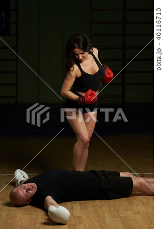 Woman knockout man in boxingの写真素材 [40116710] - PIXTA
