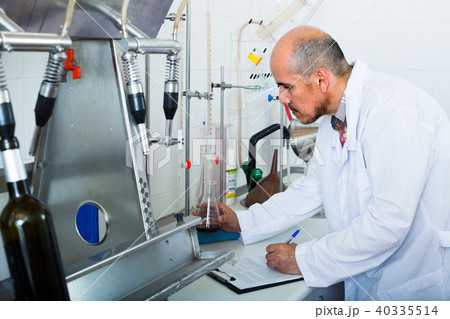 man working with quality testsの写真素材 [40335514] - PIXTA