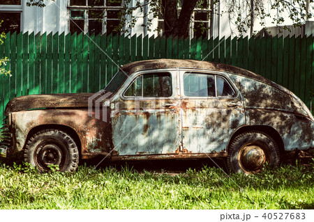 An old rusty abandoned car outdoors brokenの写真素材 [40527683] - PIXTA