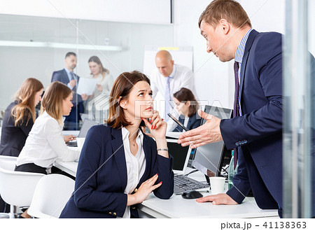 Outraged manager expressing dissatisfaction...の写真素材 [41138363] - PIXTA