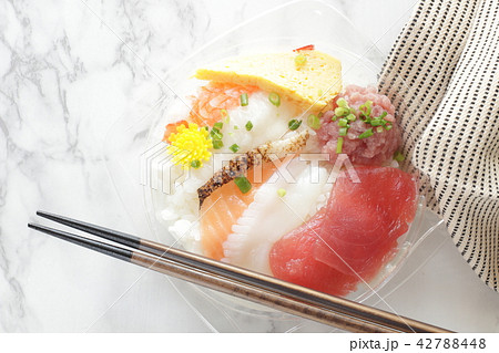 テイクアウトフードの海鮮丼の写真素材 [42788448] - PIXTA