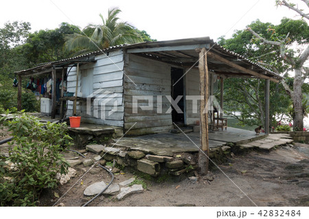 Small wooden shack home to 3 generationsの写真素材 [42832484] - PIXTA