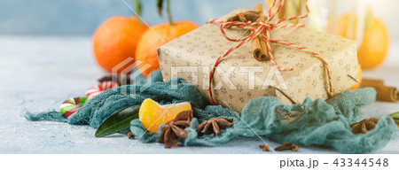 Christmas gift box, candy cane, tangerinesの写真素材 [43344548] - PIXTA