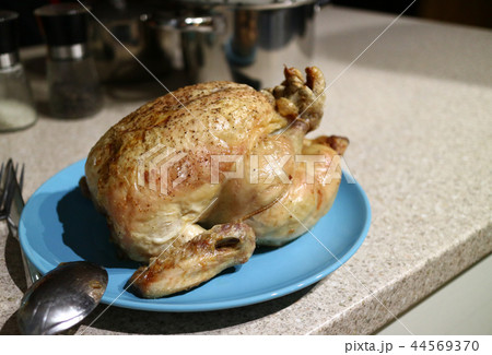 Side view of a freshly roasted chickenの写真素材 [44569370] - PIXTA