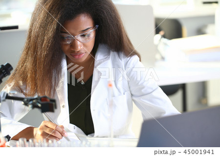 Black female chemist student conducting researchの写真素材 [45001941] - PIXTA