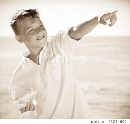 boy pointing beachの写真素材 [45254692] - PIXTA
