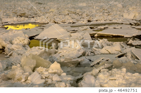 Ice on the water at night.の写真素材 [46492751] - PIXTA