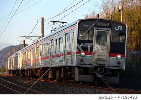 予讃線を走るJR四国7200系（元121系）快速サンポート4両の写真素材 [47185433] - PIXTA