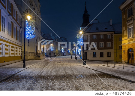 The snow-covered street of the old city in Warsawの写真素材 [48574426] - PIXTA
