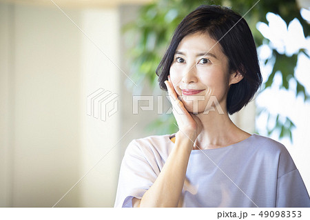 50代女性の写真素材 [49098353] - PIXTA