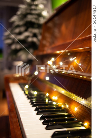 Piano keyboard with christmas light in the eveningの写真素材 [50144817] - PIXTA