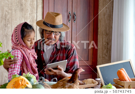 Old man grandfather explain his grandchildの写真素材 [50743745] - PIXTA