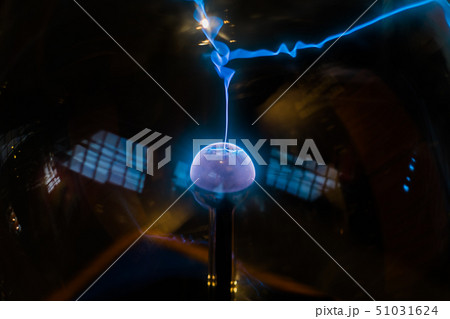 Electric power draws the blue lightの写真素材 [51031624] - PIXTA