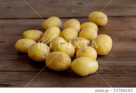 Young small potatos on wooden backgroundの写真素材 [53700283] - PIXTA