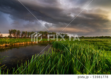 Thundercloud over the river. Summer landscape...の写真素材 [53981778] - PIXTA