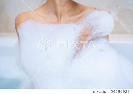 woman shower and relaxing in bathtubの写真素材 [54596922] - PIXTA