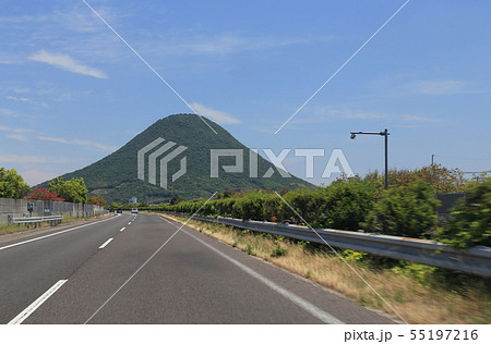 高松自動車道上り線より飯野山（讃岐富士）を見るの写真素材 [55197216] - PIXTA