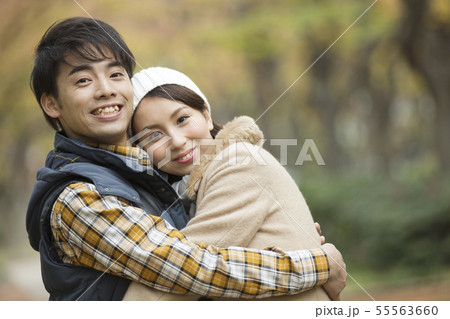 抱き合うカップルの写真素材 [55563660] - PIXTA