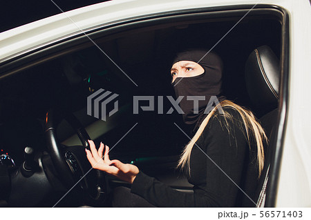 Masked robber woman car The thief is levering...の写真素材 [56571403] - PIXTA