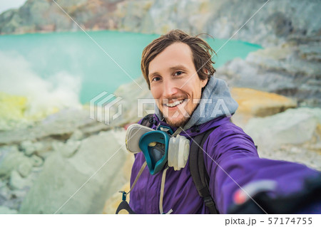 Young man tourist makes a selfie standing at...の写真素材 [57174755] - PIXTA