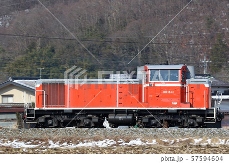 小海線を走る赤い機関車(DD16-11)の写真素材 [57594604] - PIXTA