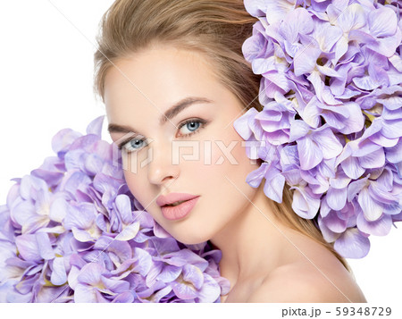 Beautiful young blonde woman with flowers nearの写真素材 [59348729] - PIXTA