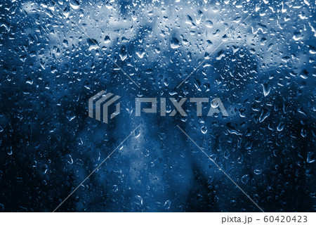 Classic blue toned Spring Rain drops on window...の写真素材 [60420423] - PIXTA