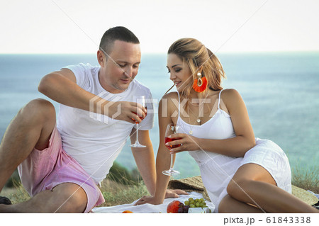 Picnic on the beach for twoの写真素材 [61843338] - PIXTA