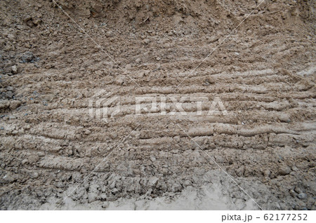 View of brown cracked natural moist earth の写真素材 [62177252] - PIXTA