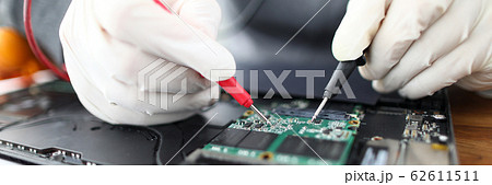 Technician soldering laptop partsの写真素材 [62611511] - PIXTA