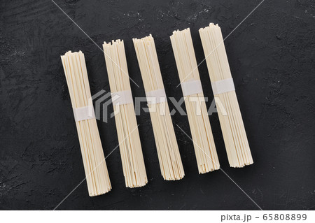 Dry Udon wheat noodles on black backgroundの写真素材 [65808899] - PIXTA
