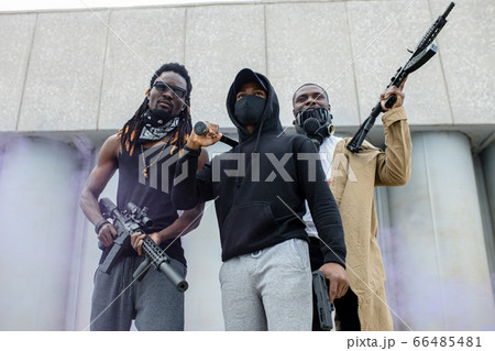 three black men with guns ready to shoot if...の写真素材 [66485481] - PIXTA