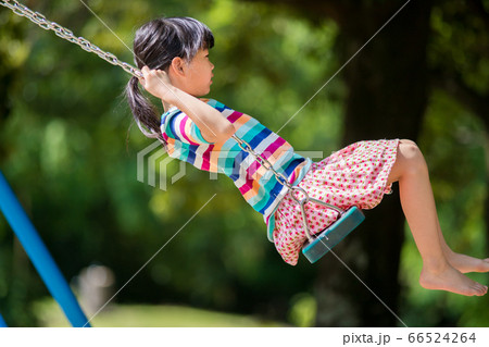 真夏の公園でブランコを遊んでいる可愛い子供の写真素材 [66524264] - PIXTA