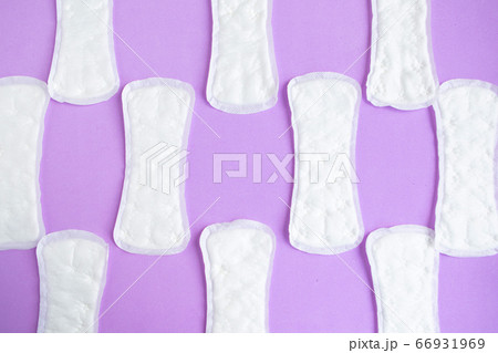 sanitary napkin pattern on purple background,...の写真素材 [66931969] - PIXTA