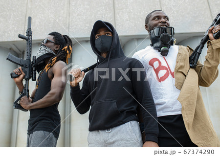 aggressive black people with guns in the streetsの写真素材 [67374290] - PIXTA