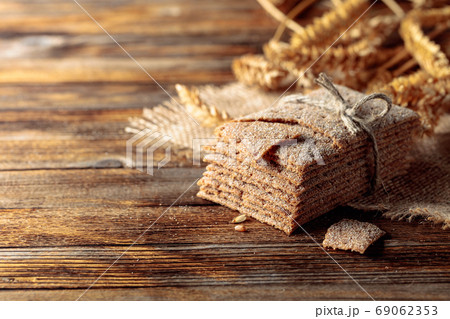 Crackers and ears on a old wooden table.の写真素材 [69062353] - PIXTA