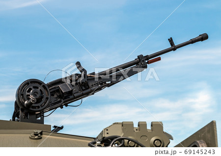 heavy machine gun mounted on the turret of a tankの写真素材 [69145243] - PIXTA