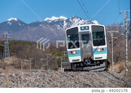 JR東日本211系と八ヶ岳（編成写真）の写真素材 [69202176] - PIXTA