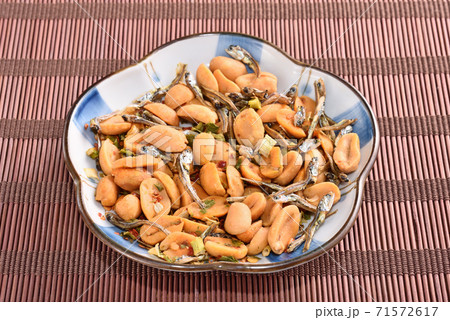 Peanuts & spicy scallion flavor fishの写真素材 [71572617] - PIXTA