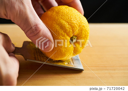 柚子の皮をおろし金でを擦るの写真素材 [71720042] - PIXTA