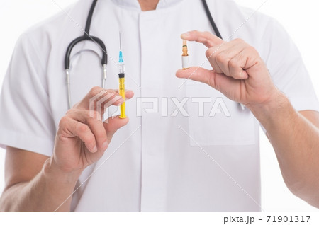covid injection liquid drug in syringe....の写真素材 [71901317] - PIXTA